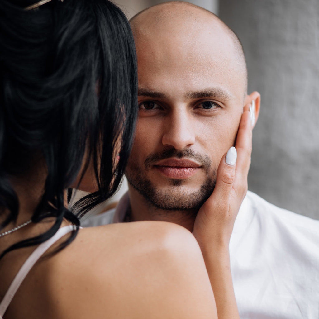 Dating a bald guy? The pros and cons [2023 Reliable Research] – Skull ...